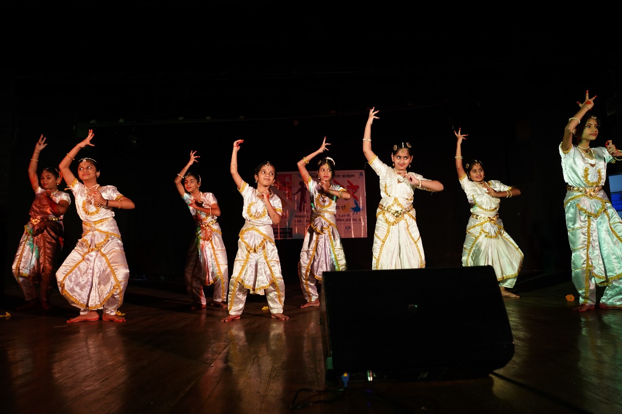Pune Festival - 'उगवते तारे’ रौप्य महोत्सव - Maharashtra Lokmanch