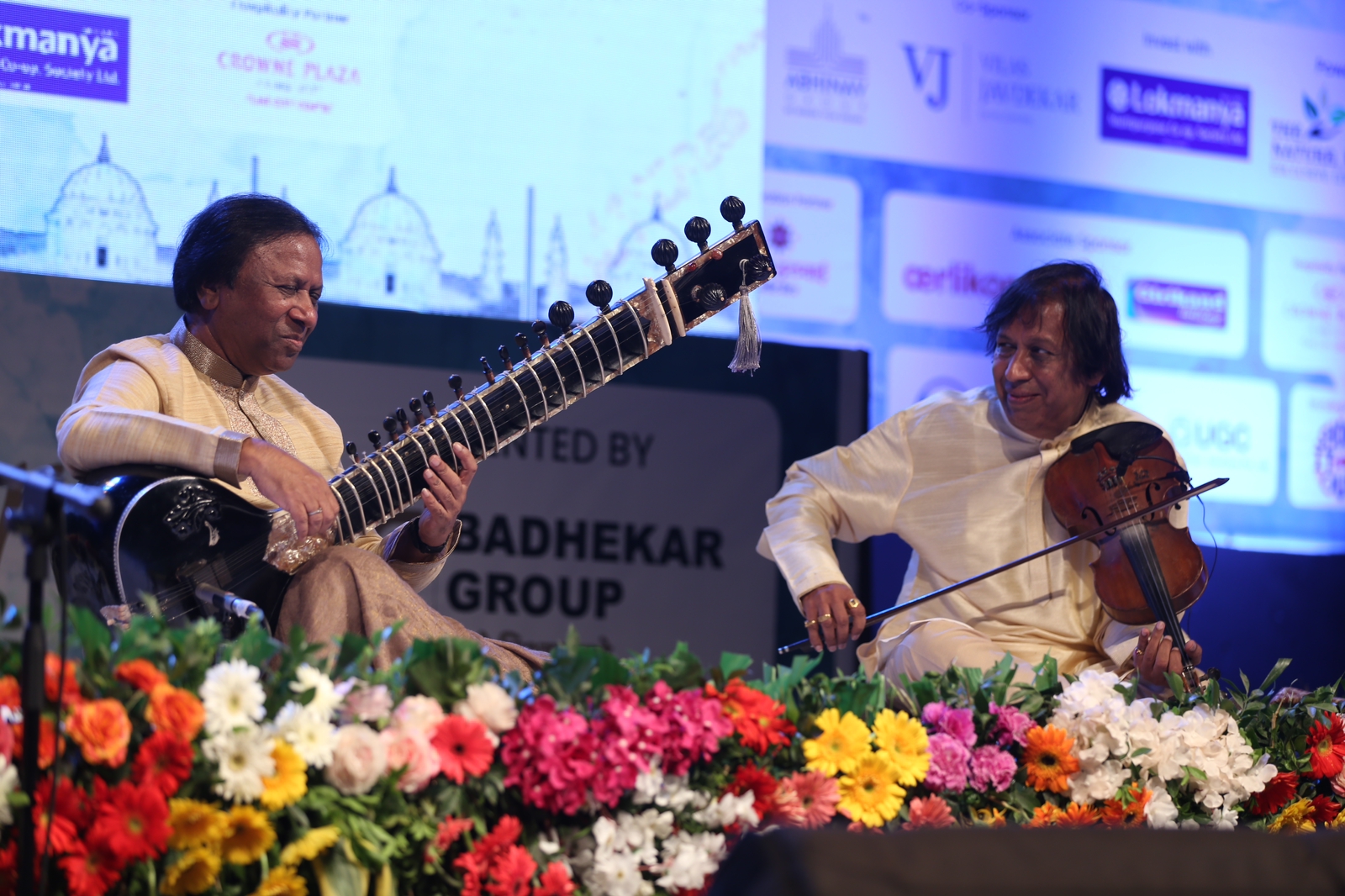 स्वर झंकार महोत्सवात व्हायोलिन - सतार जुगलबंदीत रसिक दंग - Maharashtra ...