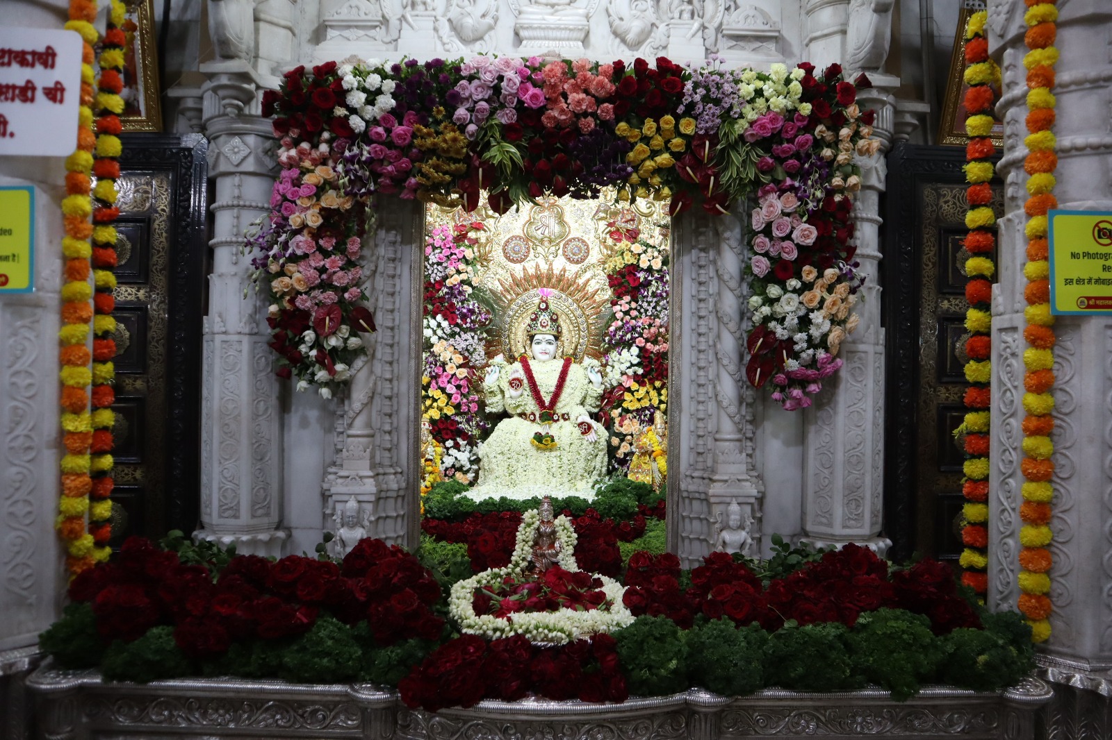 मोग-यासह सुवासिक फुलांचा महालक्ष्मीला महाअभिषेक - Maharashtra Lokmanch