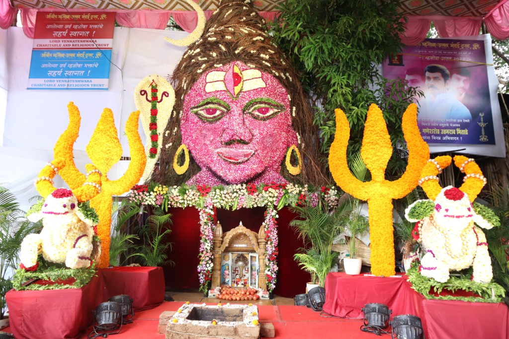 शिवशंकरांच्या पुष्पप्रतिकृतीमध्ये मंडईतील म्हसोबाराया विराजमान ...