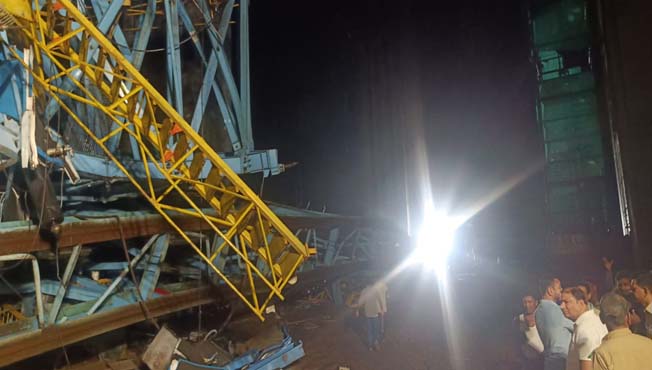 शहापूर दुर्घटनेमधील मृत कामगारांच्या कुटुंबीयांना प्रत्येकी पाच लाख ...