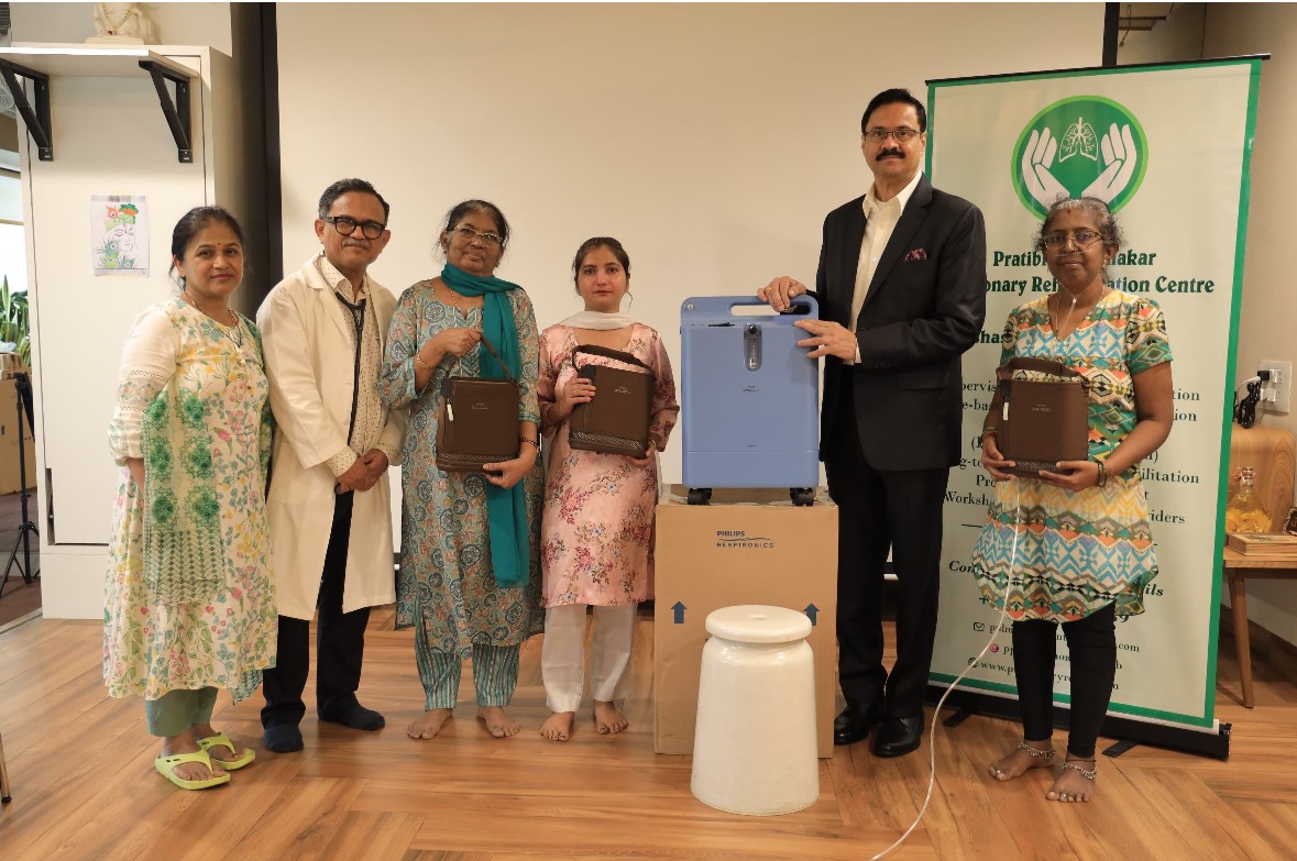 Masala King Dhananjay Datar gifts oxygen kits to patients of pulmonary ...