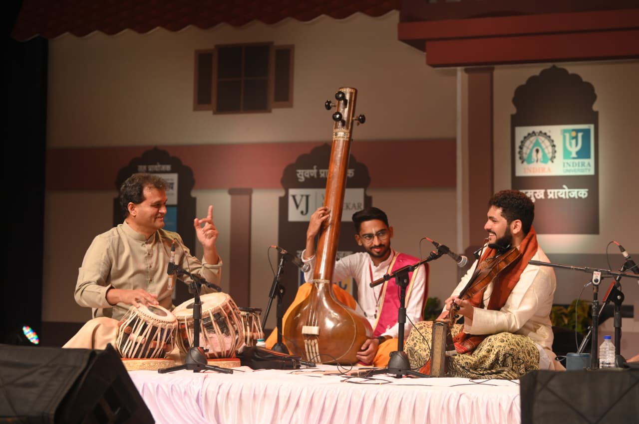 सुमधुर व्हायोलिन वादन आणि सुश्राव्य गायनाने सूर महती महोत्सवाला सुरुवात ...